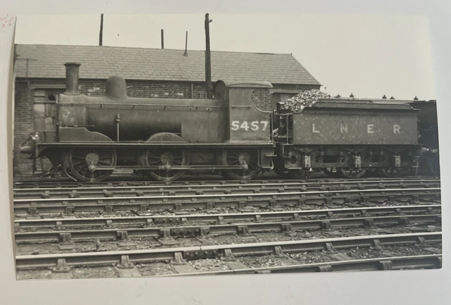 LNER RAILWAY LOCOMOTIVE Photograph - 5457 Colchester Shed - D235 £3.50 ...
