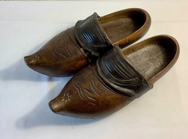 ART POPULAIRE ANCIENNE Paire de SABOTS SAVOYARDS en BOIS & CUIR Décors ...