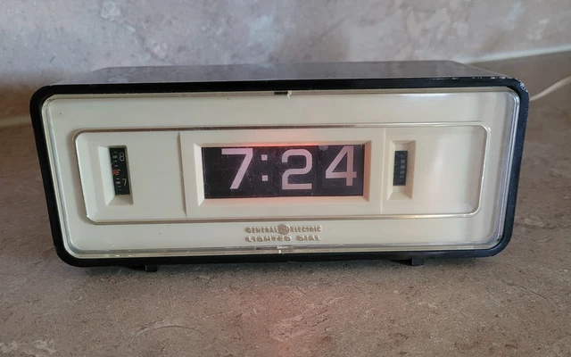 VINTAGE FLIP CLOCK GE General Electric Lighted Dial Alarm Clock 8127-3A ...