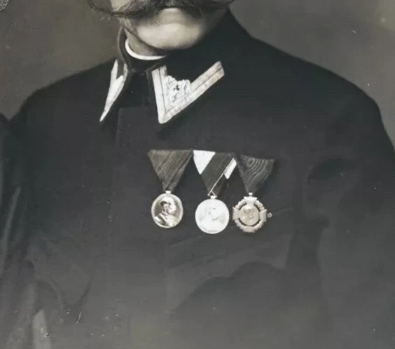 PK FOTO PORTRAIT Postbote Briefträger Zusteller mit Orden Frau Familie ...