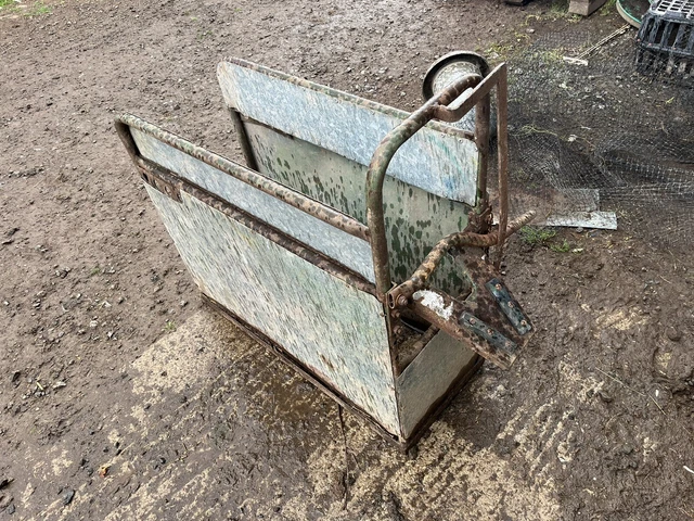 IAE DEHORNING CRATE Calf Disbudding Crush Cattle Handling Race Tractor ...