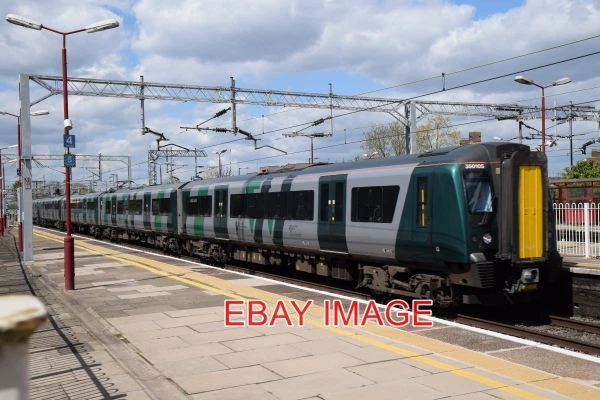 PHOTO CLASS 350/1 'Desiro' Emu No 350 105 Of London North Western ...