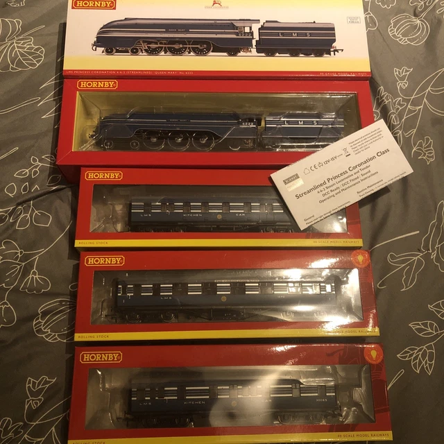 HORNBY R30228 CORONATION Scot Queen Mary Loco with 3 carriages with ...