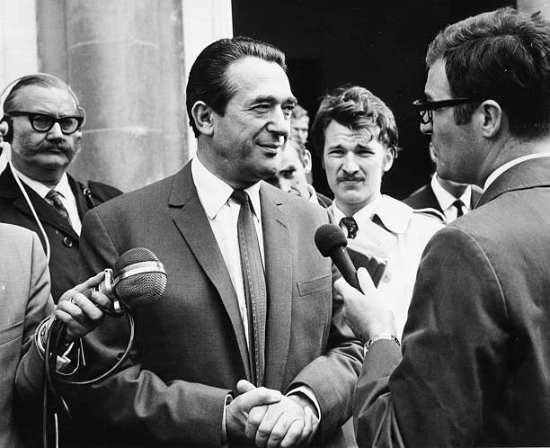 MEDIA MAGNATE ROBERT Maxwell Talking To Reporters 1969 Old Photo EUR 6 ...