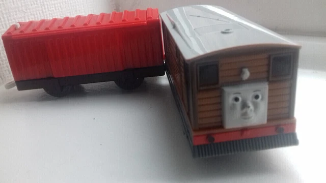 TOMY TRACKMASTER THOMAS train TALKING TOBY & MOTORISED CARRIAGE RARE £ ...