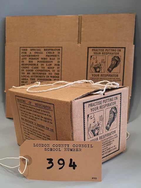 1940S/WW2 BLITZ AIR Raid-Childs GAS MASK BOX & Deluxe luggage label SET ...