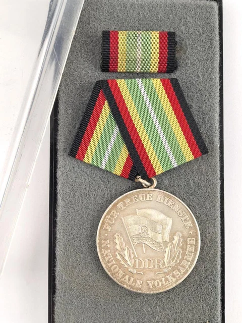 DDR, MEDAILLE FÜR treue Dienste in der Nationalen Volksarmee, silber ...