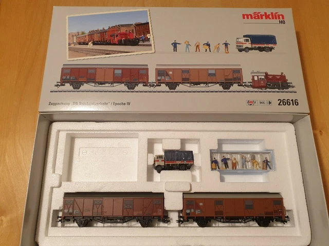 MÄRKLIN H0 26616, 2x gedeckter Güterwagen, LKW und Preiser Ladepersonal ...