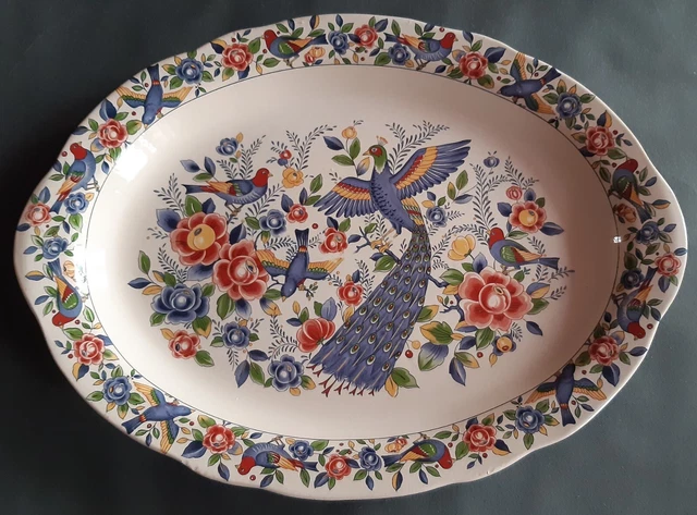 GRAND PLAT OVALE en faïence, richement décoré avec Paon, oiseaux et ...