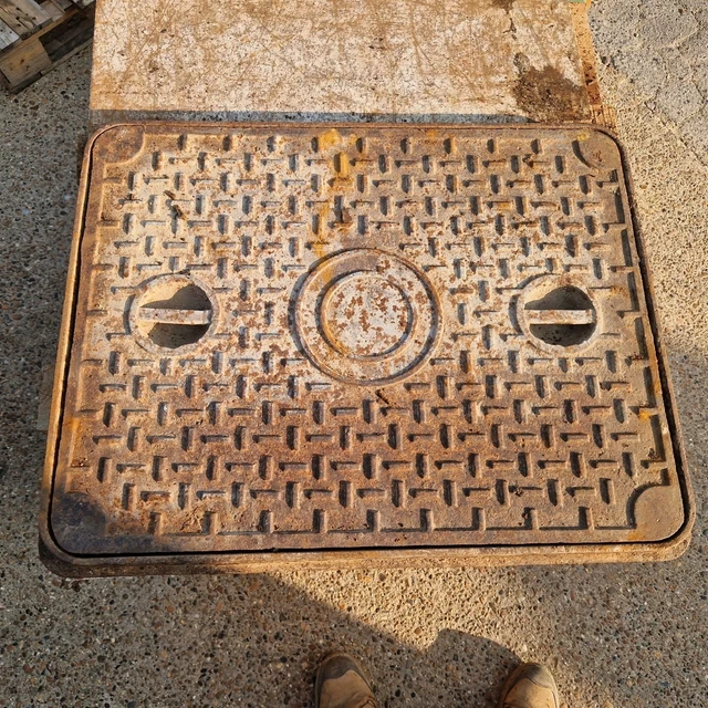 CAST IRON MANHOLE Drain Cover & Frame 665mm x 520mm Free P&p Lifting ...