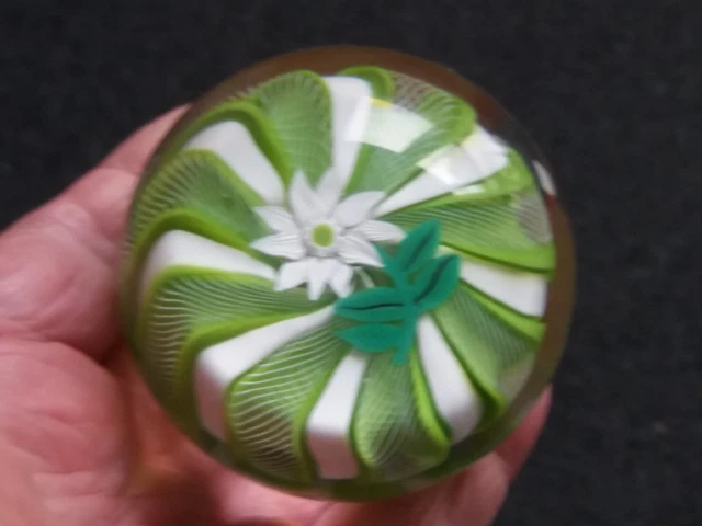 DAVE R. HURRY - VIDA GLASS 'WHITE FLOWER' PAPERWEIGHT 1/25 £92.22 ...