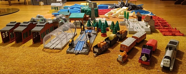 TOMY TRACKMASTER THOMAS Tank Engine massive train set stations bridges ...