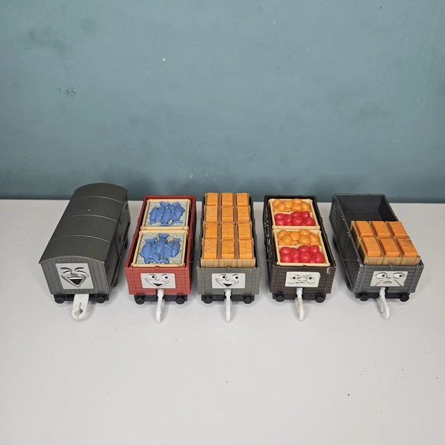 TOMY TRACKMASTER THOMAS the tank engine Troublesome Trucks & Cargo ...