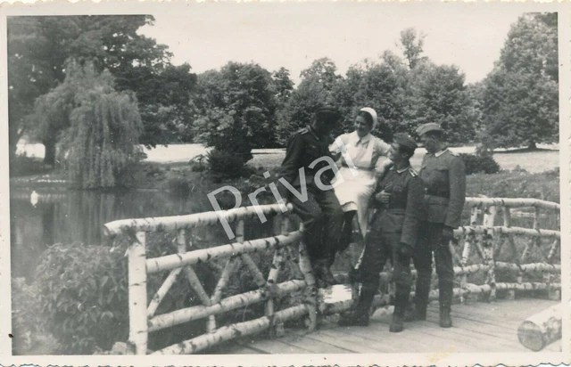 FOTO PK WK II Schlosspark Brücke Teich Soldaten Karin Łańcut Polen ...