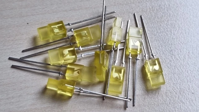 10X RFT ROBOTRON DDR LED Leuchtdiode VQA38, gelb 5mm x 2mm EUR 4,00 ...