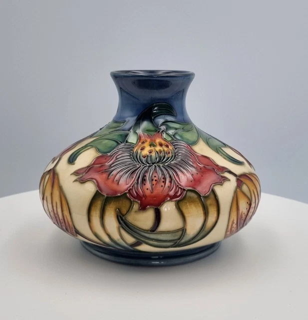 MOORCROFT ANNA LILY pattern squat vase by Nicola Slaney top quality £ ...