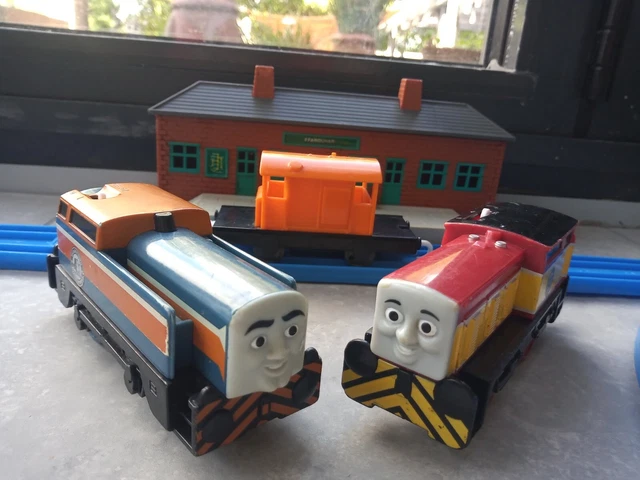 TOMY TRACKMASTER THOMAS the tank engine motorised Den and Dart trains ...