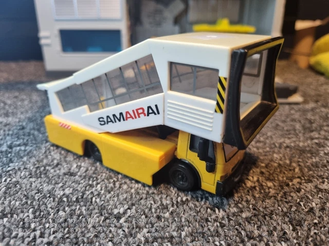 DISNEY PIXAR CARS 2 UCCHI AIRPORT RAMP TRUCK 1:55 DIECAST £6.50 ...