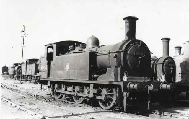 EX LNER CLASS J83 0-6-0T No 68454 @ SOUTH LEITH MPD on 31/3/52 R/PHOTO ...