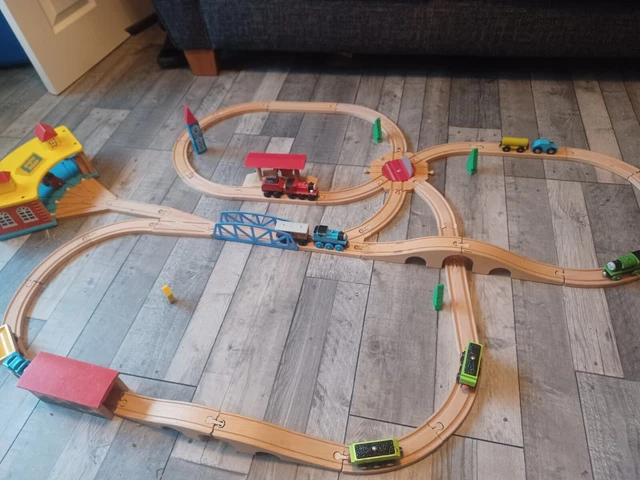 LARGE WOODEN THOMAS the tank engine train set,engine shed bridgrs ...