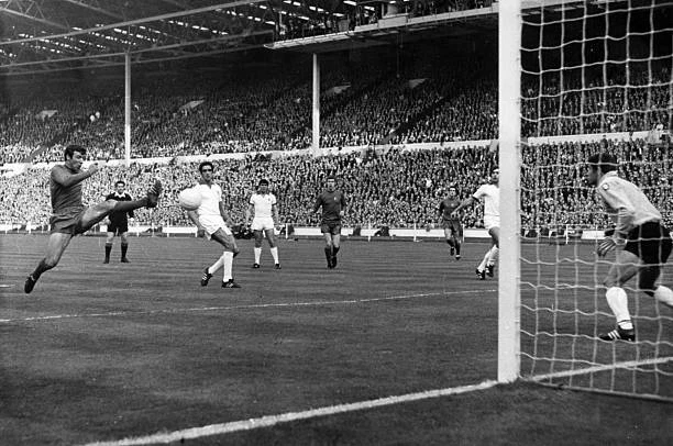 1968 EUROPEAN CUP Final at Wembley Manchester United's David Sadl- Old ...