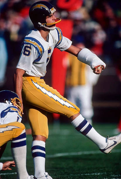 ROLF BENIRSCHKE SAN Diego Chargers attempts a place kick a NFL- 1982 ...