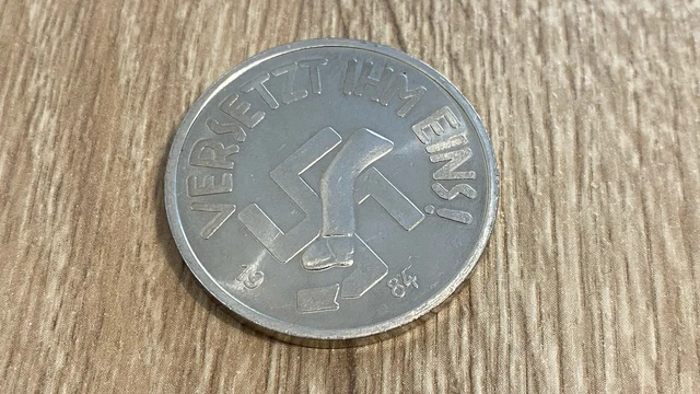 DDR ANTIFA MEDAILLE Versetzt Ihm Eins! Hitler Euren Größten Feind 1984 ...