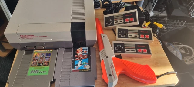 NINTENDO NES CONSOLE. 3 pads, zapper, SD flash cart, SMB, AV cable ...