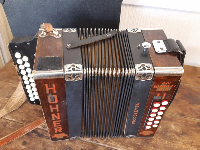 HOHNER PICCOLETTA D/G Melodeon (Club Model 1), 2½ Rows, 4th button ...