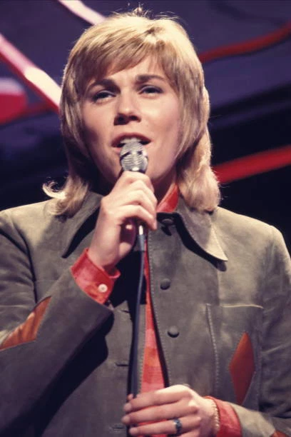 CANADIAN POP SINGER Anne Murray on BBC TV show 'Top Of The Pops' L- Old ...