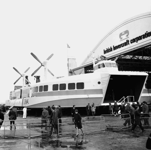 THE 165 TON SRN4 which worlds biggest hovercraft being rolled - 1967 ...