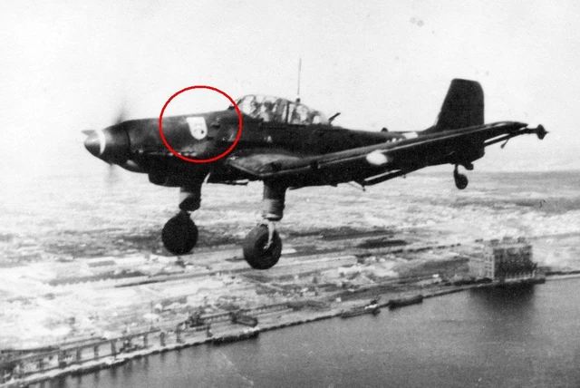 ORIG. FOTO - Flugzeug Junkers Ju 87 Stuka im Flug - mit Emblem ...