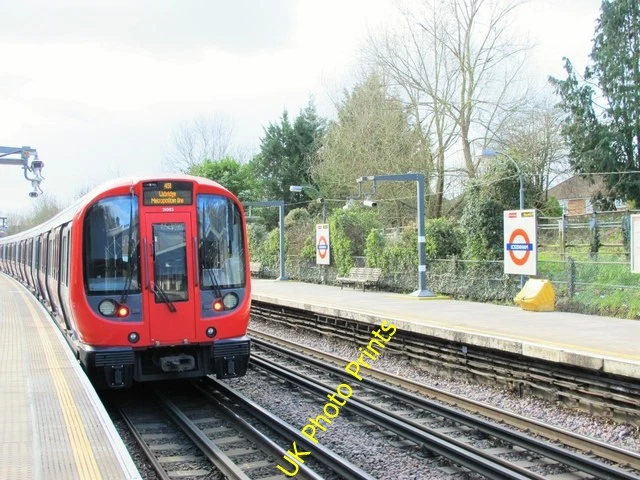 PHOTO 6X4 METROPOLITAN line train leaving Ickenham tube station Ruislip ...