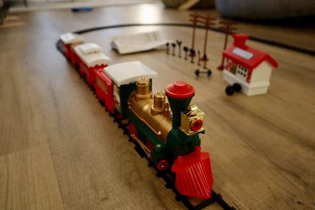 BATTERY OPERATED CHRISTMAS Train Set Plays Carols 2014 SANTA EXPRESS ...