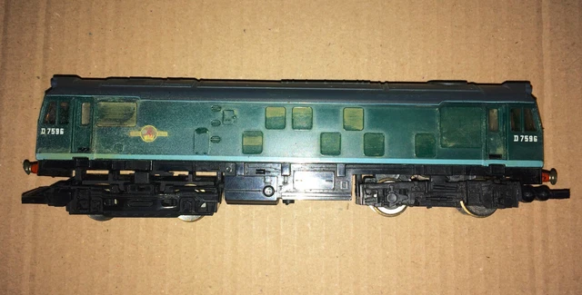 HORNBY R072 - BR Class 25 Green Livery Locomotive D7596 for Spares or ...