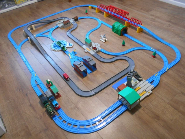 TOMY TRACKMASTER THOMAS the tank engine train set battery trains ...