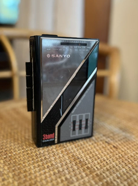 VINTAGE SANYO CASETTE Walkman Model MGR74 Working !(01) $49.99 ...