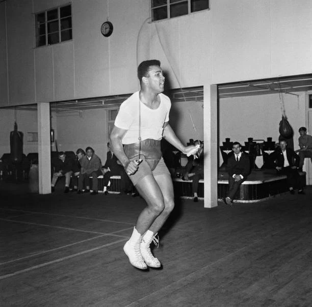 AMERICAN BOXING LEGEND Muhammad Ali Use A Skipping Rope 1963 Old Photo ...