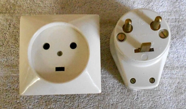 LEGRAND PRISE + socle 220 Volts 2p + terre 20 ampères 380 v Réf 55132 ...