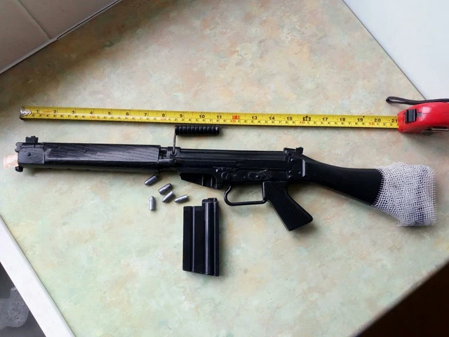 AIRFIX TOY GUN FN FAL Rifle SLR BROKEN 1970's vintage EUR 111,76 ...