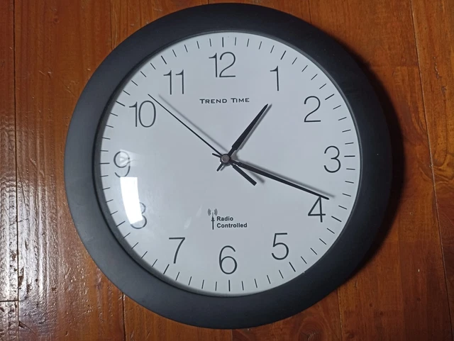 HORLOGE MURALE RADIO pilotée à quartz avec trotteuse TREND TIME - Diamètre 30cm EUR 12,00 ...