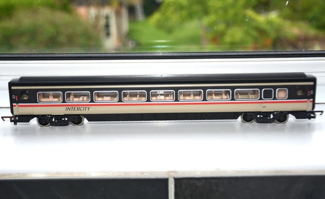 HORNBY MK4 COACH for InterCity 225 oo gauge Swallow Executive Livery ...