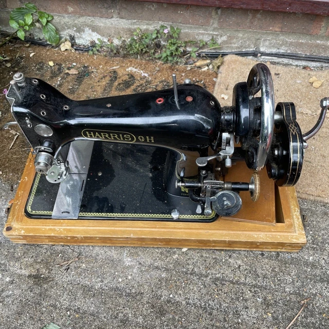 HARRIS FAMILY NO 2H Hand Crank Sewing Machine Working . Case With Key £ ...