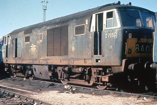 COLOUR SLIDE OF D7052 BR class 35 Hymek diesel hydraulic loco £1.99 ...