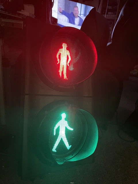 SIEMENS PEDESTRIAN RED man/green man traffic lights with 3 pin plug £60 ...
