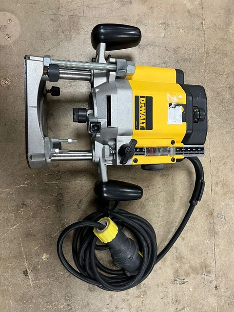 DEWALT DW625 PLUNGE Router -110v With Fence And Carry Case- NEW-EX Shop ...