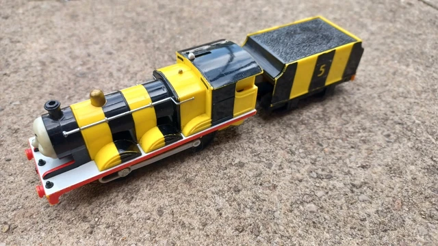 THOMAS TRACKMASTER BUMBLE Bee James Train with Tender, battery operated ...