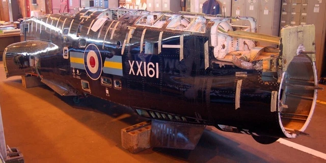 BAE HAWK T1 AIRCRAFT CENTRE / REAR FUSELAGE SECTION £750.00 - PicClick UK