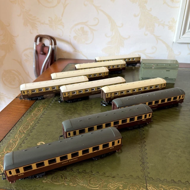MODEL RAILWAY 00 Gauge 9 x Lima 5016 Brown & Cream / Green Coaches ...