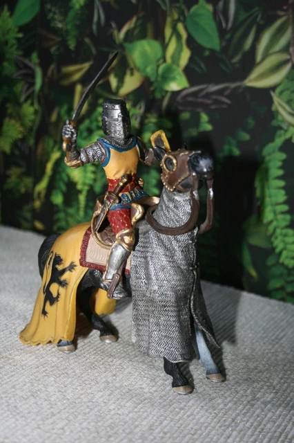 SCHLEICH WORLD OF Knights Medieval Mounted yellow knight with sword £10 ...